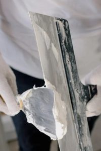 How to Use Painter's Putty before Painting Walls and Wood?