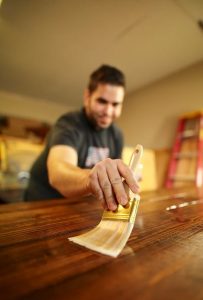 How to Thin and Apply Shellac Polish to Wood Furniture?